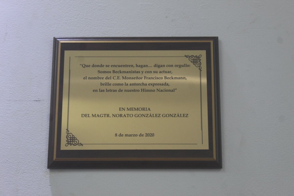 Ofrecen homenaje póstumo al profesor Norato González en el Colegio Monseñor Francisco Beckman ...